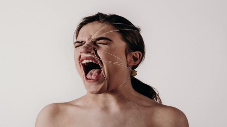 Is It Normal for My Boyfriend to Hit Me? And What Should I Do? - Sidomi